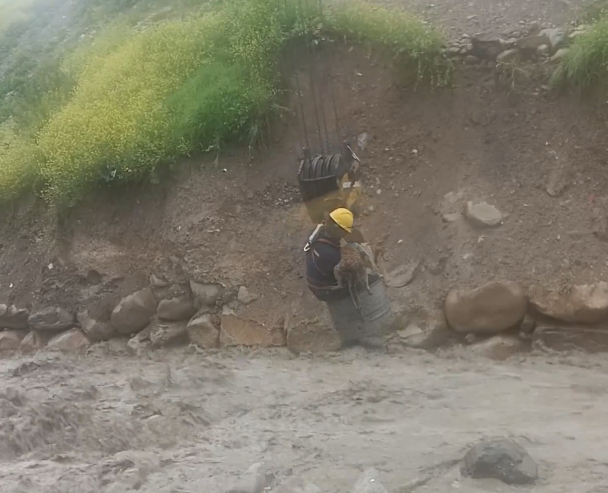 Rescuers Stunned by Desperate Dog’s Raging River Ordeal