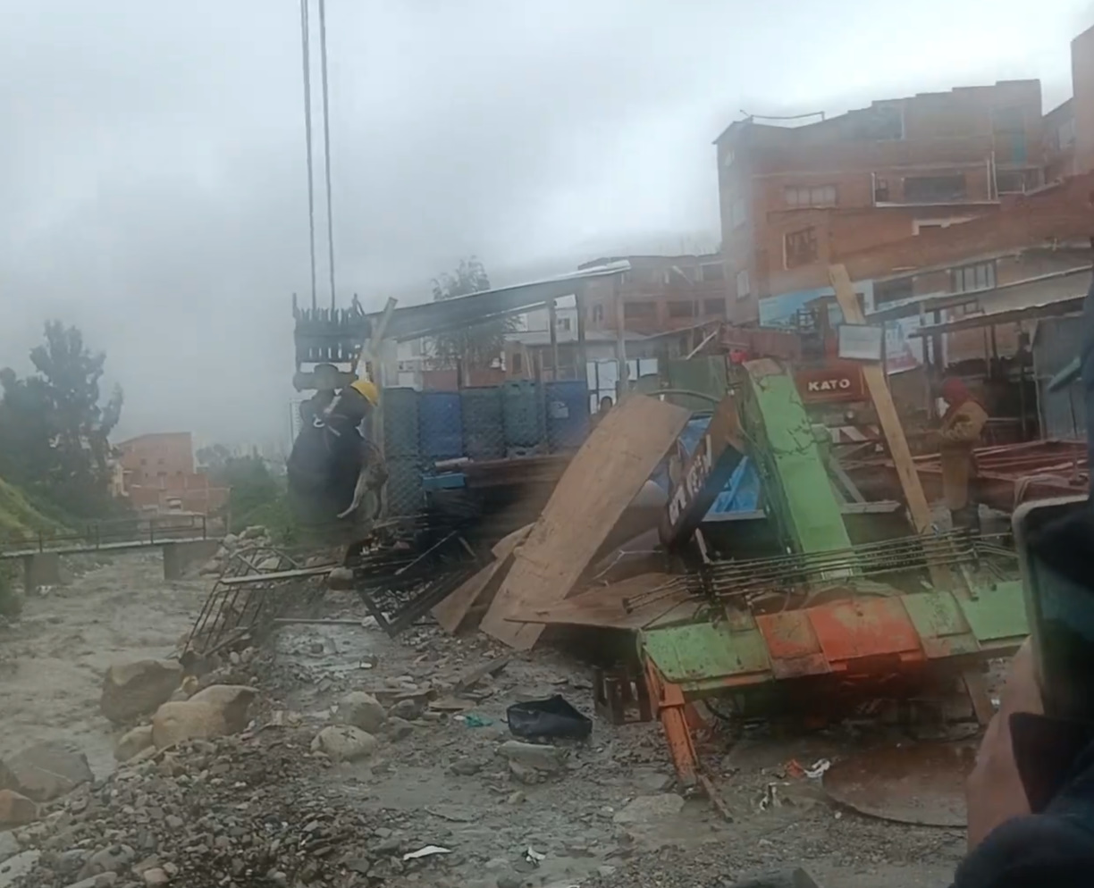 Rescuers Stunned by Desperate Dog’s Raging River Ordeal